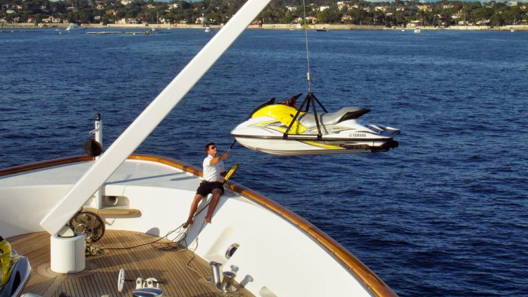 Yacht crew positions : Hierarchy, Missions & Salaries explained ...